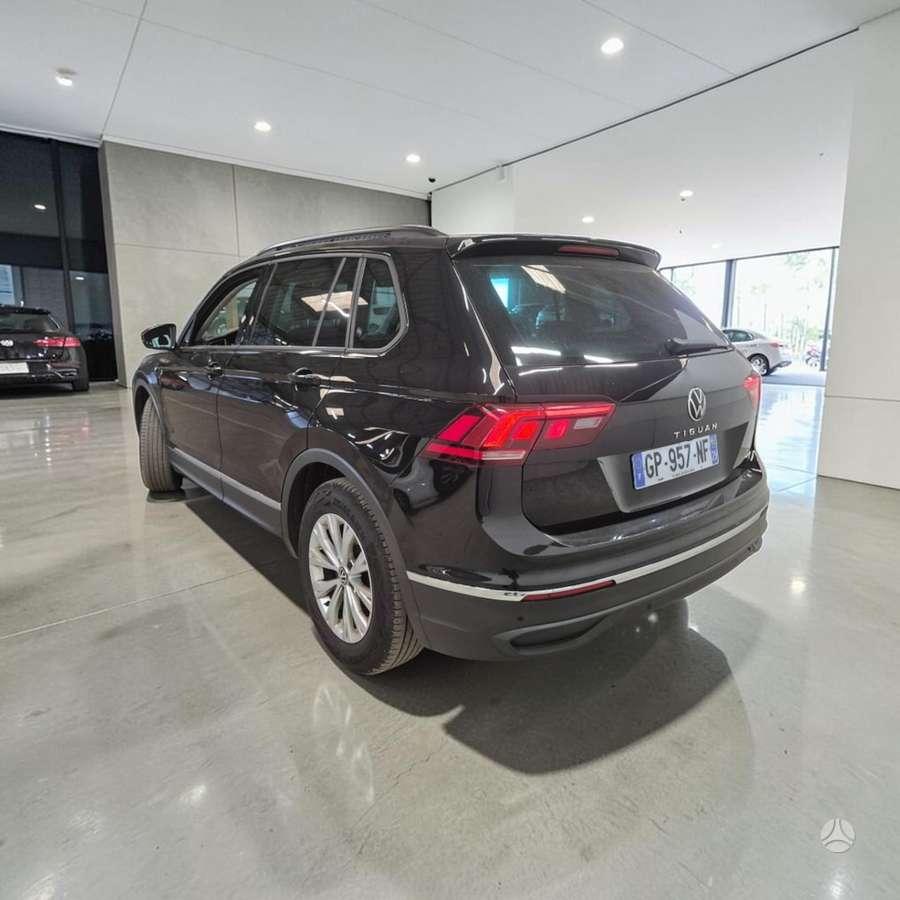Melns Volkswagen Tiguan 2023 Viļņa, ar dzinēja tilpumu 0.00 L un nobraukumu 200 tūkst. km par 16819 €, foto 4 vietnē AUTOMOTO.COM.LV