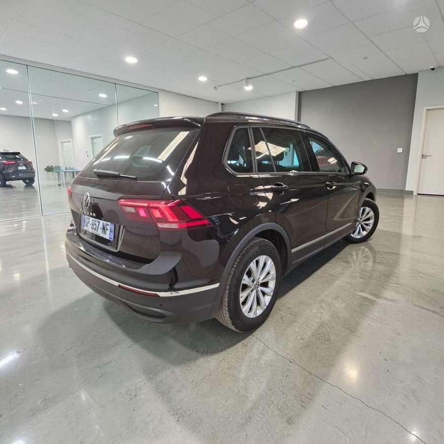 Melns Volkswagen Tiguan 2023 Viļņa, ar dzinēja tilpumu 0.00 L un nobraukumu 200 tūkst. km par 16819 €, foto 5 vietnē AUTOMOTO.COM.LV