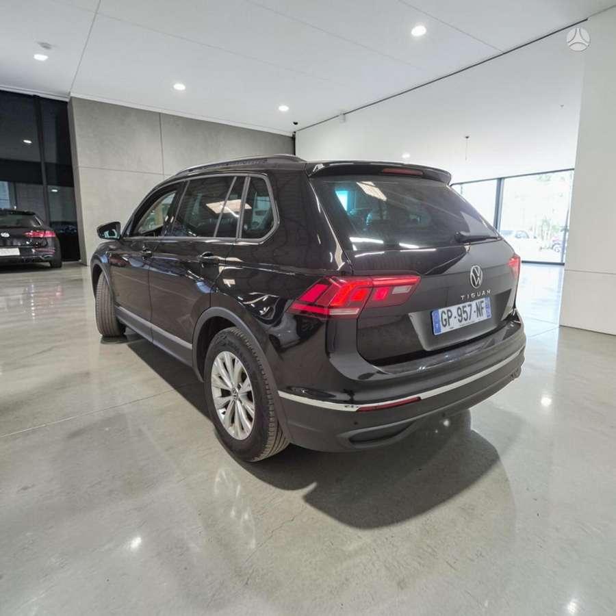 Melns Volkswagen Tiguan 2023 Viļņa, ar dzinēja tilpumu 0.00 L un nobraukumu 200 tūkst. km par 16819 €, foto 6 vietnē AUTOMOTO.COM.LV