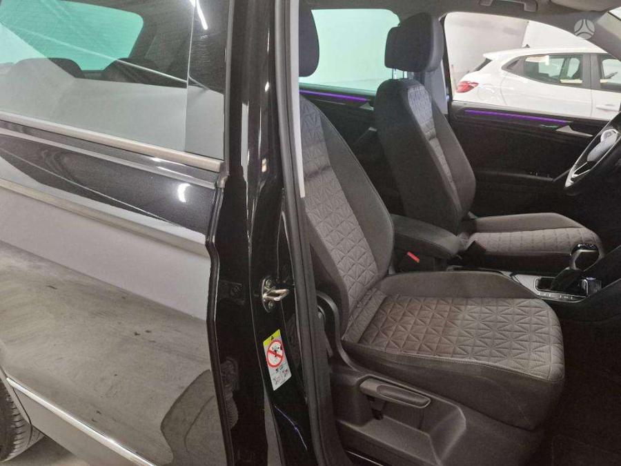 Melns Volkswagen Tiguan 2023 Viļņa, ar dzinēja tilpumu 0.00 L un nobraukumu 200 tūkst. km par 16819 €, foto 8 vietnē AUTOMOTO.COM.LV