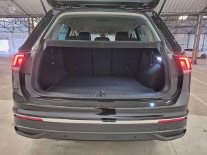 Melns Volkswagen Tiguan 2023 Viļņa, ar dzinēja tilpumu 0.00 L un nobraukumu 200 tūkst. km par 16819 €, foto 11 vietnē AUTOMOTO.COM.LV