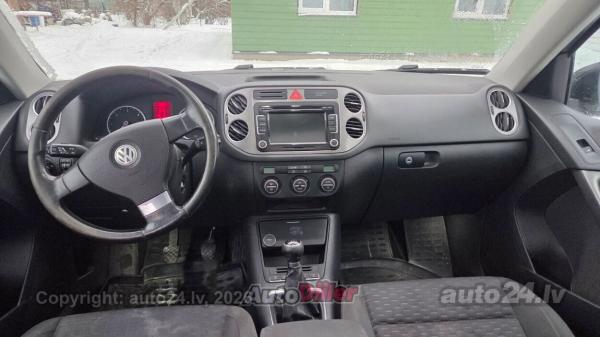 Black Volkswagen Tiguan 2008 in Tallinn, with an engine capacity of 2.00 L and mileage of 324 thousand km for 4499 €, photo 5 on AUTOMOTO.COM.LV
