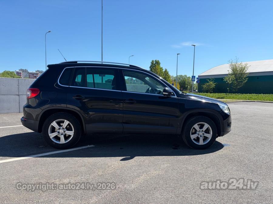 Black Volkswagen Tiguan 2008 in Tallinn, with an engine capacity of 2.00 L and mileage of 283 thousand km for 3699 €, photo 8 on AUTOMOTO.COM.LV
