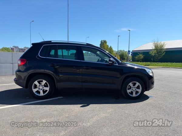 Black Volkswagen Tiguan 2008 in Tallinn, with an engine capacity of 2.00 L and mileage of 283 thousand km for 3690 €, photo 4 on AUTOMOTO.COM.LV