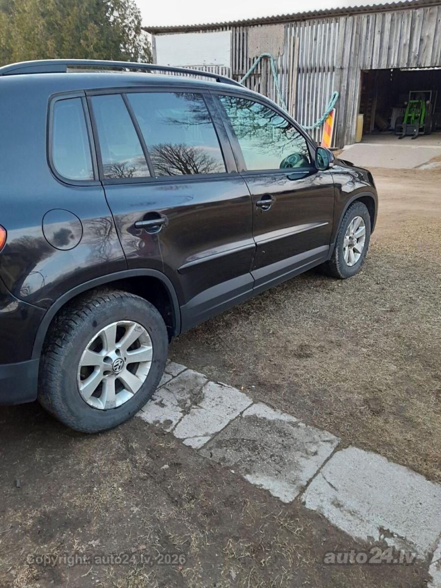 Black Volkswagen Tiguan 2009 in Tallinn, with an engine capacity of 2.00 L and mileage of 263 thousand km for 2990 €, photo 4 on AUTOMOTO.COM.LV