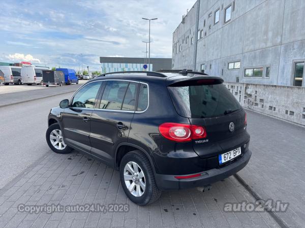 Black Volkswagen Tiguan 2009 in Tallinn, with an engine capacity of 2.00 L and mileage of 297 thousand km for 3699 €, photo 2 on AUTOMOTO.COM.LV