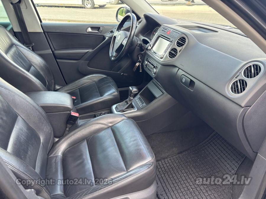 Melns Volkswagen Tiguan 2009 Tallina, ar dzinēja tilpumu 2.00 L un nobraukumu 297 tūkst. km par 3699 €, foto 10 vietnē AUTOMOTO.COM.LV