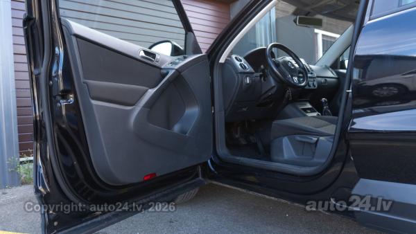 Volkswagen Tiguan 2015 Tallina vietnē Melns Volkswagen Tiguan 2015 Tallina, ar dzinēja tilpumu 1.40 L un nobraukumu 112 tūkst. km par 8900 €, foto 8 vietnē AUTOMOTO.COM.LV