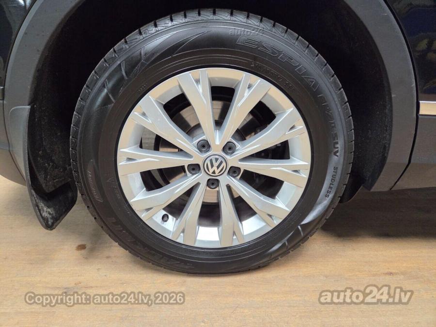 Melns Volkswagen Tiguan 2020 Tallina, ar dzinēja tilpumu 1.50 L un nobraukumu 104 tūkst. km par 16900 €, foto 24 vietnē AUTOMOTO.COM.LV