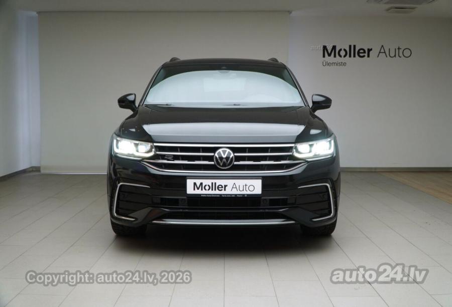 Black Volkswagen Tiguan 2020 in Tallinn, with an engine capacity of 1.50 L and mileage of 89 thousand km for 25900 €, photo 2 on AUTOMOTO.COM.LV