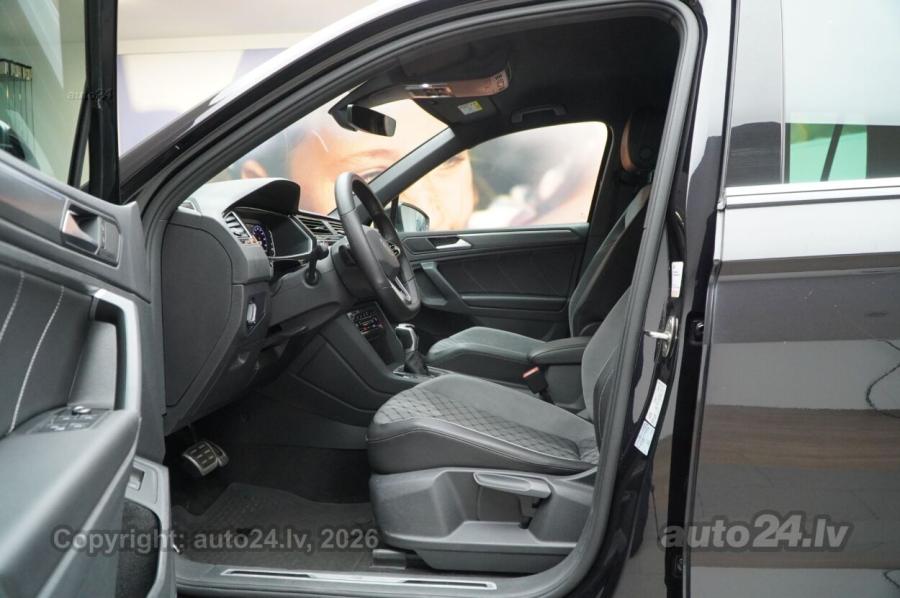 Black Volkswagen Tiguan 2020 in Tallinn, with an engine capacity of 1.50 L and mileage of 89 thousand km for 25900 €, photo 8 on AUTOMOTO.COM.LV