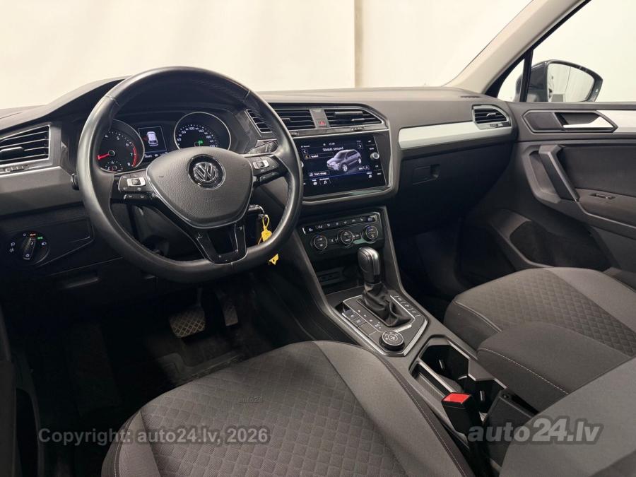 Melns Volkswagen Tiguan 2020 Tallina, ar dzinēja tilpumu 2.00 L un nobraukumu 57 tūkst. km par 18900 €, foto 4 vietnē AUTOMOTO.COM.LV