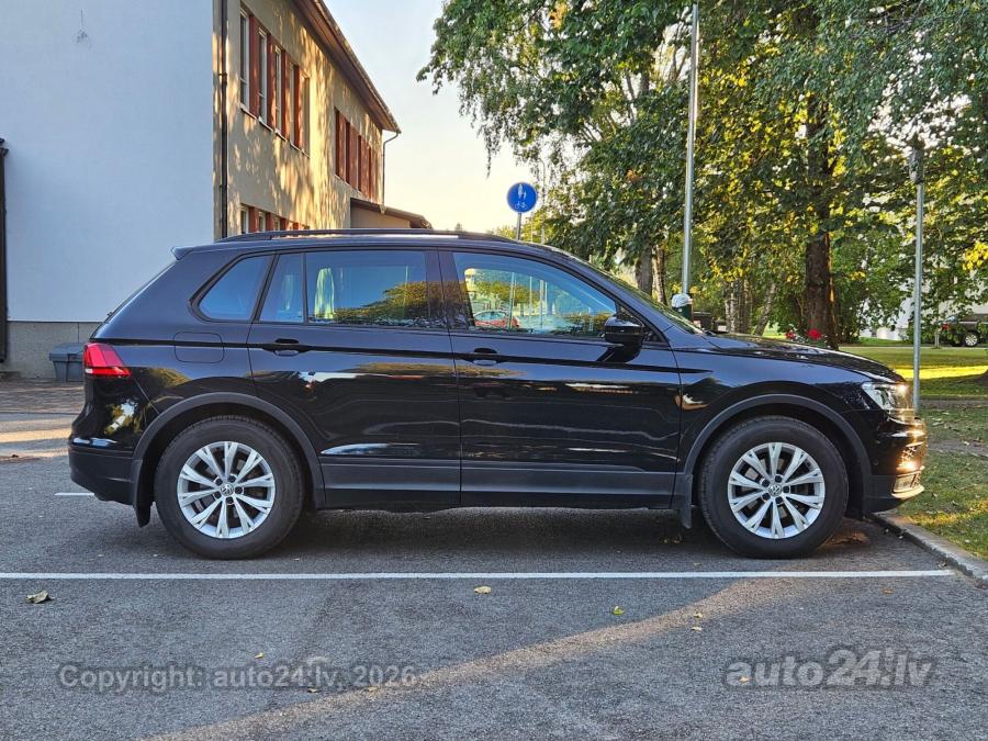 Melns Volkswagen Tiguan 2020 Tallina, ar dzinēja tilpumu 2.00 L un nobraukumu 131 tūkst. km par 20500 €, foto 4 vietnē AUTOMOTO.COM.LV
