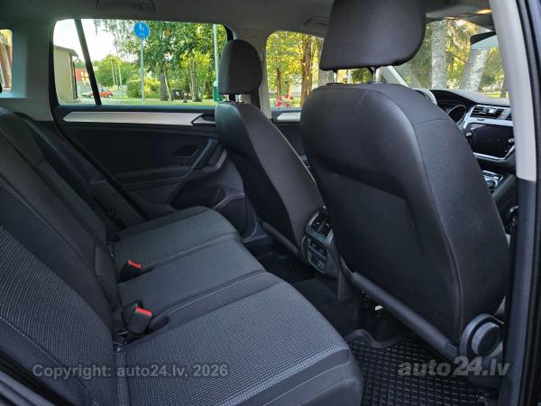 Volkswagen Tiguan 2020 in Tallinn on AUTOMOTO.COM.LV Black Volkswagen Tiguan 2020 in Tallinn, with an engine capacity of 2.00 L and mileage of 131 thousand km for 20500 €, photo 7 on AUTOMOTO.COM.LV