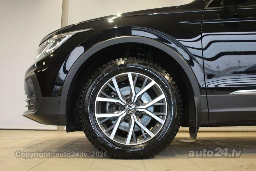 Black Volkswagen Tiguan 2021 in Tallinn, with an engine capacity of 1.50 L and mileage of 47 thousand km for 22490 €, photo 15 on AUTOMOTO.COM.LV