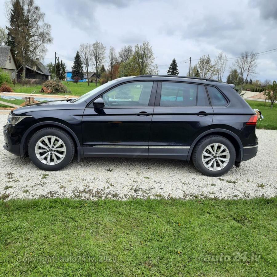 Melns Volkswagen Tiguan 2022 Tallina, ar dzinēja tilpumu 1.50 L un nobraukumu 37 tūkst. km par 28000 €, foto 4 vietnē AUTOMOTO.COM.LV