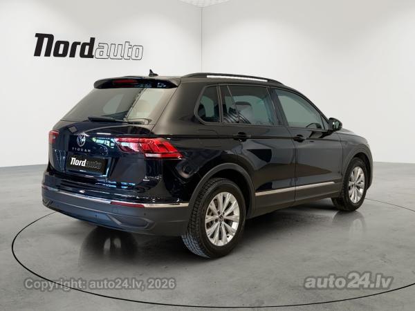 Melns Volkswagen Tiguan 2022 Tallina, ar dzinēja tilpumu 1.50 L un nobraukumu 63 tūkst. km par 22900 €, foto 2 vietnē AUTOMOTO.COM.LV
