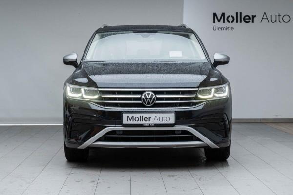 Black Volkswagen Tiguan 2022 in Peetri, with an engine capacity of 2.00 L and mileage of 100 thousand km for 28500 €, photo 4 on AUTOMOTO.COM.LV
