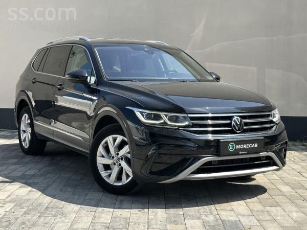 Black Volkswagen Tiguan 2023 in Riga, with an engine capacity of 1.50 L and mileage of 76 thousand km for 28550 €, photo 3 on AUTOMOTO.COM.LV