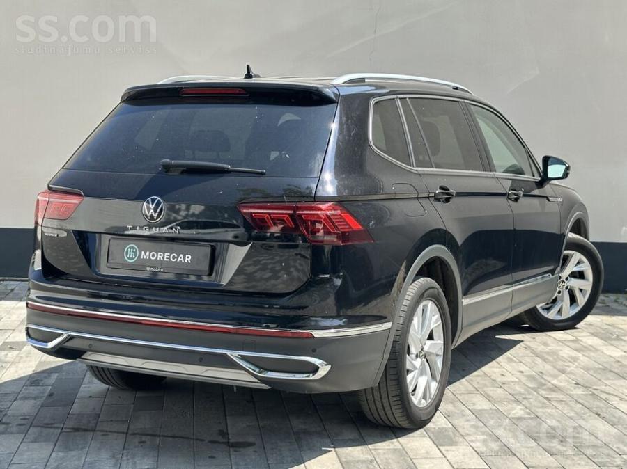 Black Volkswagen Tiguan 2023 in Riga, with an engine capacity of 1.50 L and mileage of 76 thousand km for 28550 €, photo 5 on AUTOMOTO.COM.LV