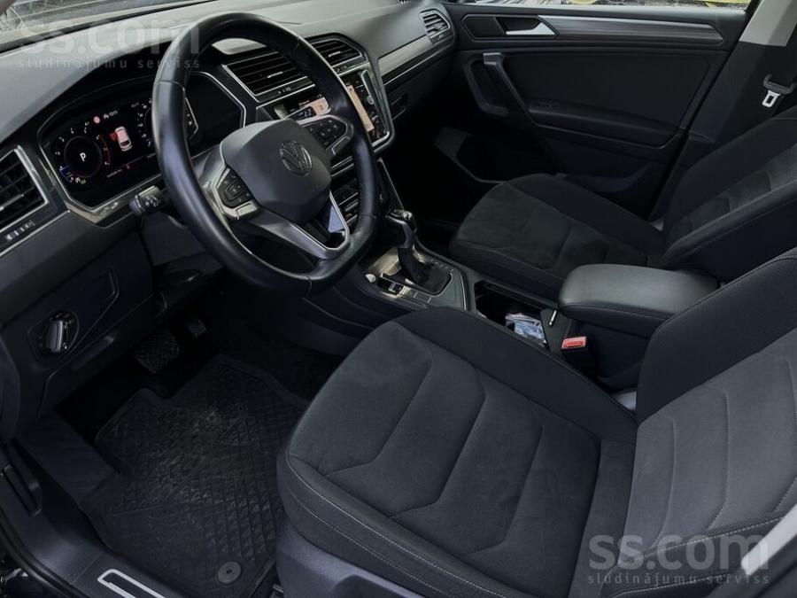 Black Volkswagen Tiguan 2023 in Riga, with an engine capacity of 1.50 L and mileage of 76 thousand km for 28550 €, photo 8 on AUTOMOTO.COM.LV
