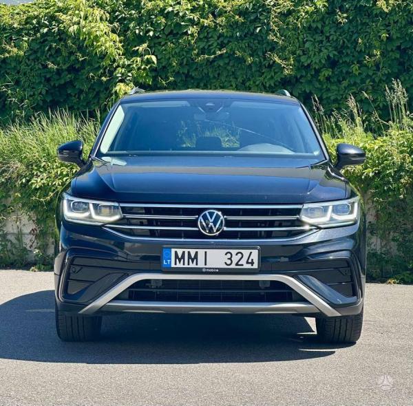 Melns Volkswagen Tiguan 2023 Viļņa, ar dzinēja tilpumu 1.50 L un nobraukumu 97 tūkst. km par 26900 €, foto 2 vietnē AUTOMOTO.COM.LV
