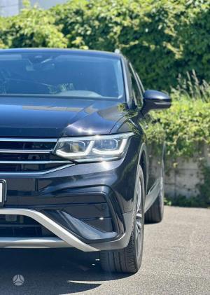 Melns Volkswagen Tiguan 2023 Viļņa, ar dzinēja tilpumu 1.50 L un nobraukumu 97 tūkst. km par 26900 €, foto 4 vietnē AUTOMOTO.COM.LV