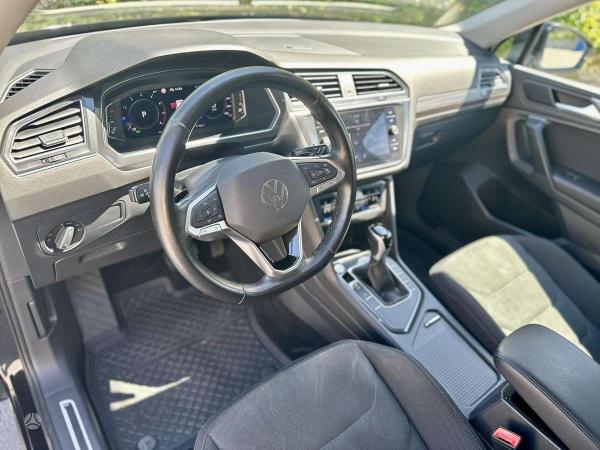 Melns Volkswagen Tiguan 2023 Viļņa, ar dzinēja tilpumu 1.50 L un nobraukumu 97 tūkst. km par 26900 €, foto 10 vietnē AUTOMOTO.COM.LV