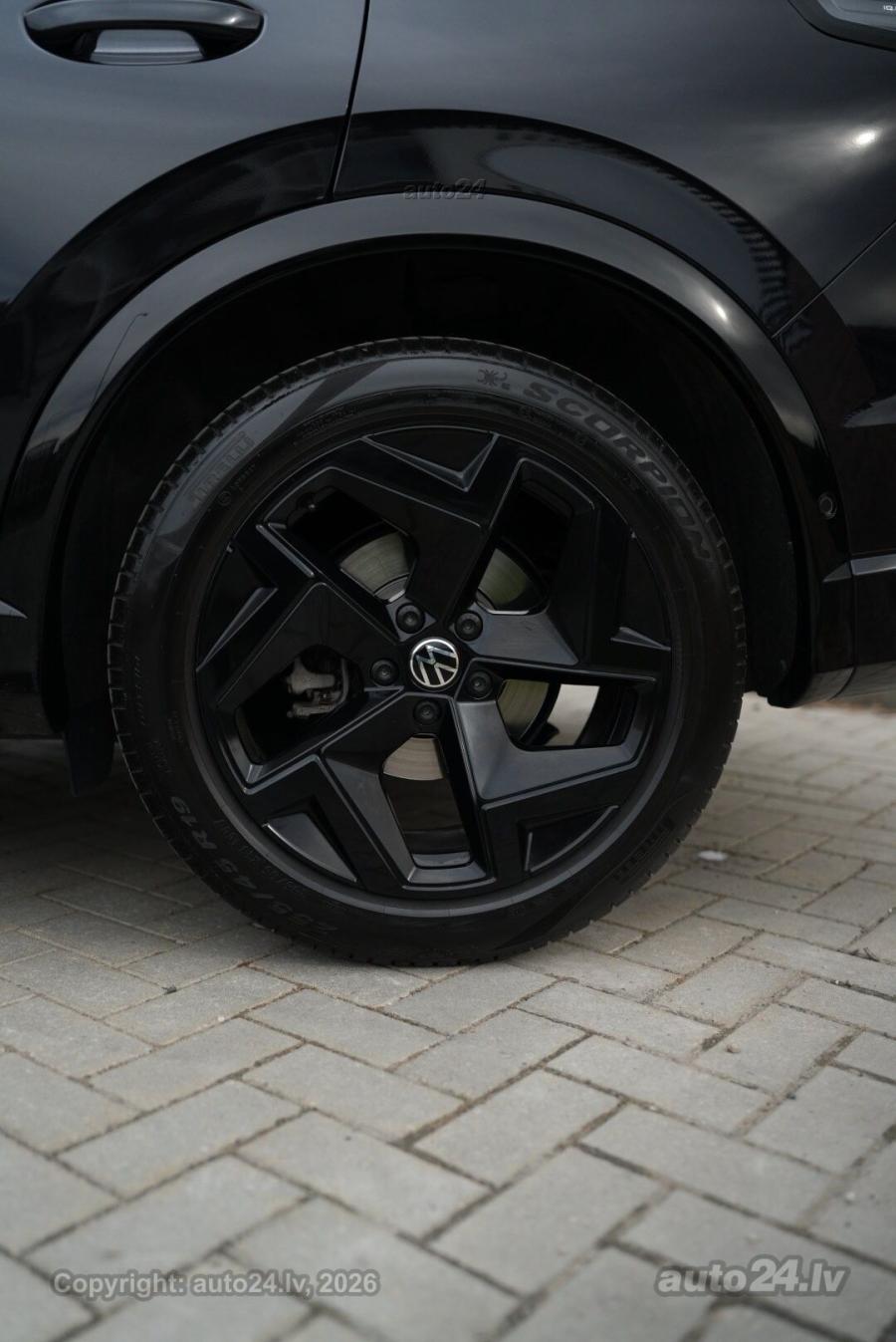 Melns Volkswagen Tiguan 2024 Tallina, ar dzinēja tilpumu 2.00 L un nobraukumu 21 tūkst. km par 43900 €, foto 30 vietnē AUTOMOTO.COM.LV