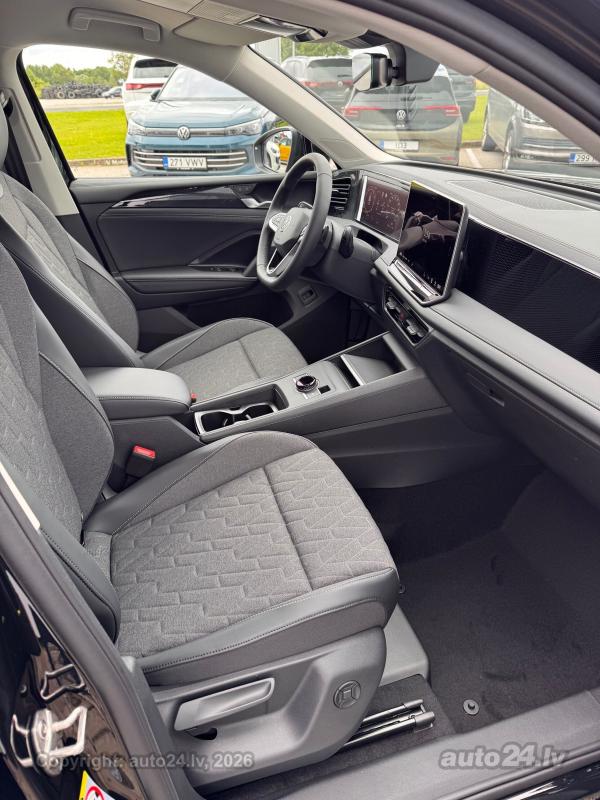 Black Volkswagen Tiguan 2026 in Viljandi, with an engine capacity of 1.50 L and mileage of 0 thousand km for 37576 €, photo 8 on AUTOMOTO.COM.LV