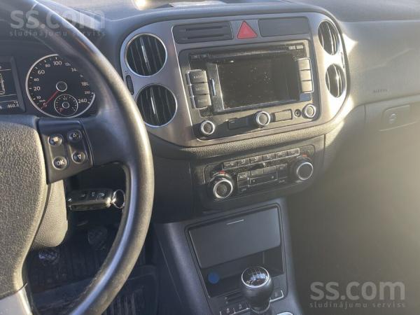 Zils Volkswagen Tiguan 2010 Cēsis, ar dzinēja tilpumu 2.00 L un nobraukumu 215 tūkst. km par 7600 €, foto 5 vietnē AUTOMOTO.COM.LV