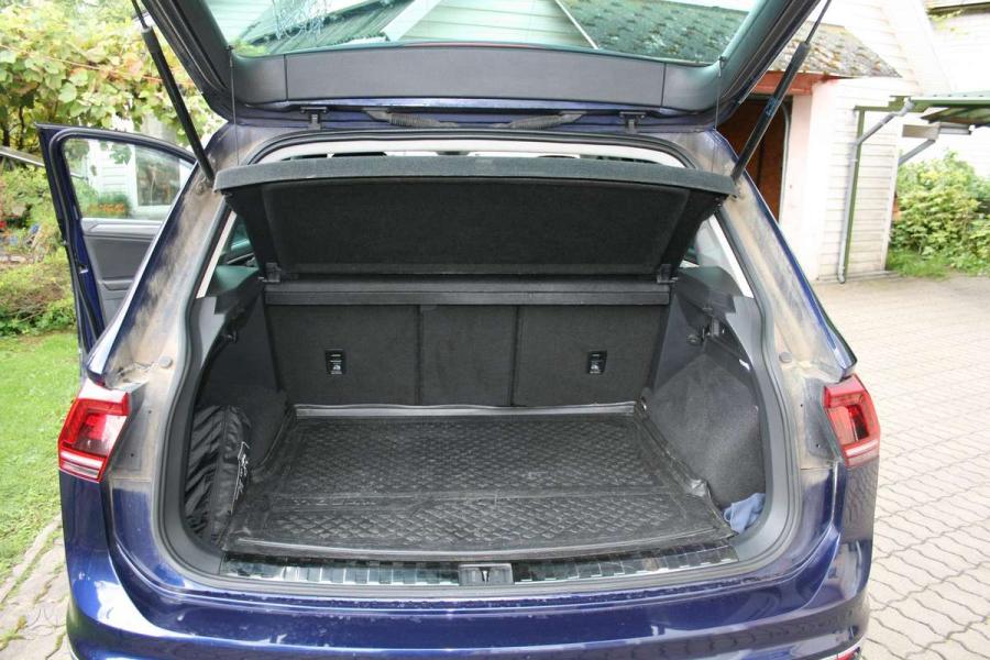 Blue Volkswagen Tiguan 2016 in Sirvintos, with an engine capacity of 1.98 L and mileage of 128 thousand km for 17500 €, photo 8 on AUTOMOTO.COM.LV