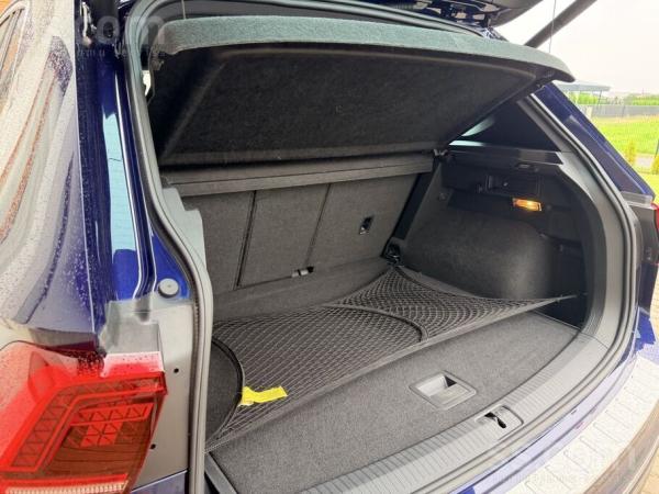 Blue Volkswagen Tiguan 2017 in Riga, with an engine capacity of 2.00 L and mileage of 227 thousand km for 18500 €, photo 9 on AUTOMOTO.COM.LV