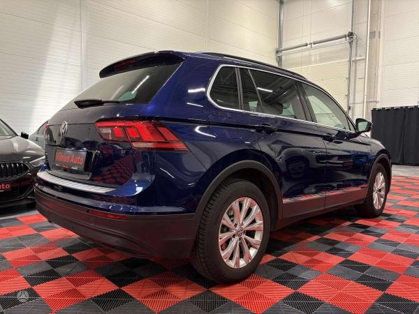 Volkswagen Tiguan 2018 in Vilnius on AUTOMOTO.COM.LV Blue Volkswagen Tiguan 2018 in Vilnius, with an engine capacity of 1.97 L and mileage of 157 thousand km for 15990 €, photo 5 on AUTOMOTO.COM.LV
