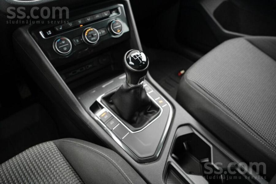 Blue Volkswagen Tiguan 2019 in Riga, with an engine capacity of 2.00 L and mileage of 123 thousand km for 17850 €, photo 19 on AUTOMOTO.COM.LV