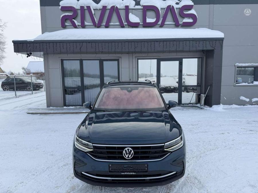 Blue Volkswagen Tiguan 2021 in Siauliai, with an engine capacity of 1.50 L and mileage of 206 thousand km for 18138 €, photo 4 on AUTOMOTO.COM.LV