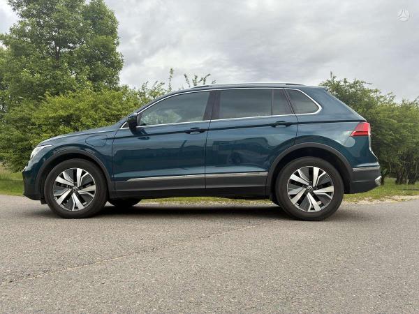Blue Volkswagen Tiguan 2021 in Vilnius, with an engine capacity of 1.40 L and mileage of 93 thousand km for 26900 €, photo 1 on AUTOMOTO.COM.LV