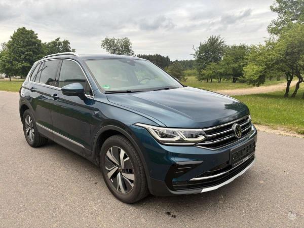 Blue Volkswagen Tiguan 2021 in Vilnius, with an engine capacity of 1.40 L and mileage of 93 thousand km for 26900 €, photo 3 on AUTOMOTO.COM.LV