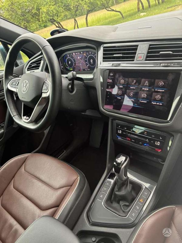 Blue Volkswagen Tiguan 2021 in Vilnius, with an engine capacity of 1.40 L and mileage of 93 thousand km for 26900 €, photo 5 on AUTOMOTO.COM.LV