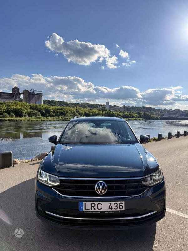 Blue Volkswagen Tiguan 2021 in Kaunas, with an engine capacity of 1.50 L and mileage of 174 thousand km for 20500 €, photo 6 on AUTOMOTO.COM.LV