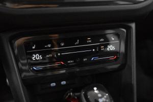 Zils Volkswagen Tiguan 2021 Viļņa, ar dzinēja tilpumu 1.50 L un nobraukumu 99 tūkst. km par 27000 €, foto 24 vietnē AUTOMOTO.COM.LV