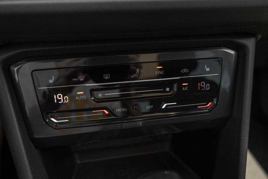Blue Volkswagen Tiguan 2021 in Vilnius, with an engine capacity of 2.00 L and mileage of 102 thousand km for 25300 €, photo 12 on AUTOMOTO.COM.LV
