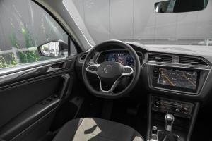 Blue Volkswagen Tiguan 2021 in Vilnius, with an engine capacity of 2.00 L and mileage of 102 thousand km for 25300 €, photo 20 on AUTOMOTO.COM.LV