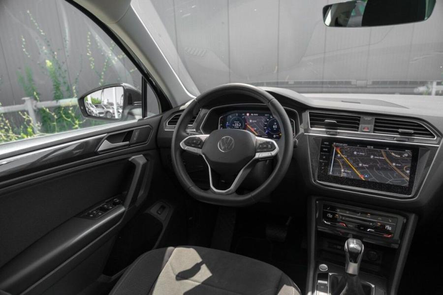 Blue Volkswagen Tiguan 2021 in Vilnius, with an engine capacity of 2.00 L and mileage of 102 thousand km for 25300 €, photo 20 on AUTOMOTO.COM.LV