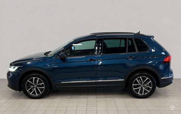 Blue Volkswagen Tiguan 2021 in Kaunas, with an engine capacity of 1.50 L and mileage of 177 thousand km for 18900 €, photo 2 on AUTOMOTO.COM.LV