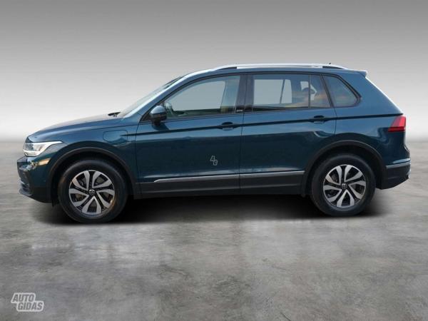 Blue Volkswagen Tiguan 2022 in Kaunas, with an engine capacity of 1.40 L and mileage of 57 thousand km for 31375 €, photo 3 on AUTOMOTO.COM.LV
