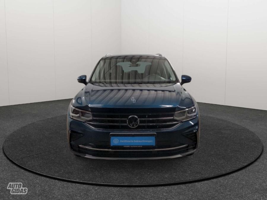 Blue Volkswagen Tiguan 2022 in Kaunas, with an engine capacity of 2.00 L and mileage of 56 thousand km for 32572 €, photo 2 on AUTOMOTO.COM.LV