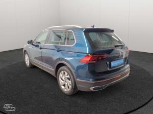 Blue Volkswagen Tiguan 2022 in Kaunas, with an engine capacity of 2.00 L and mileage of 56 thousand km for 32572 €, photo 4 on AUTOMOTO.COM.LV