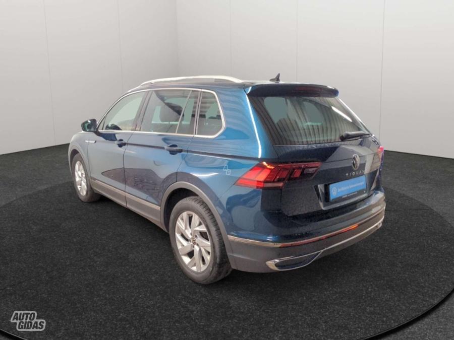 Blue Volkswagen Tiguan 2022 in Kaunas, with an engine capacity of 2.00 L and mileage of 56 thousand km for 32572 €, photo 4 on AUTOMOTO.COM.LV
