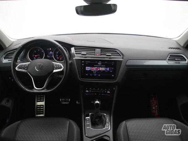 Zils Volkswagen Tiguan 2022 Viļņa, ar dzinēja tilpumu 2.00 L un nobraukumu 120 tūkst. km par 24699 €, foto 2 vietnē AUTOMOTO.COM.LV